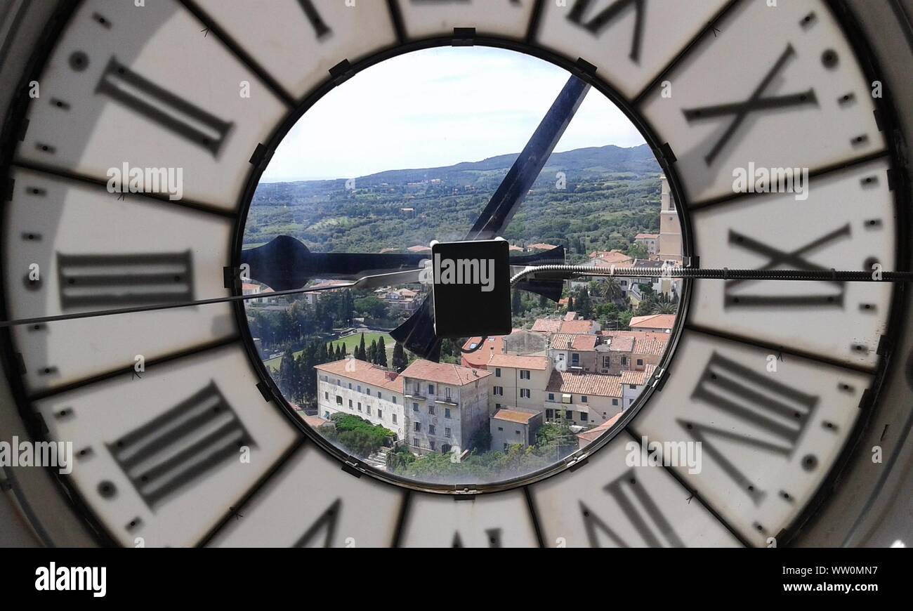 See through clock hi-res stock photography and images - Alamy