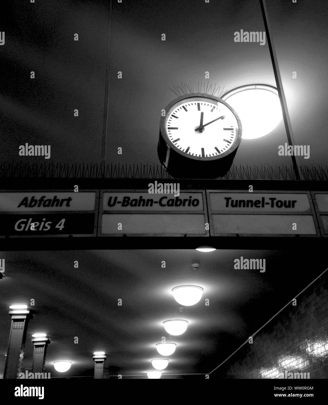 Public wall clock hi-res stock photography and images - Alamy