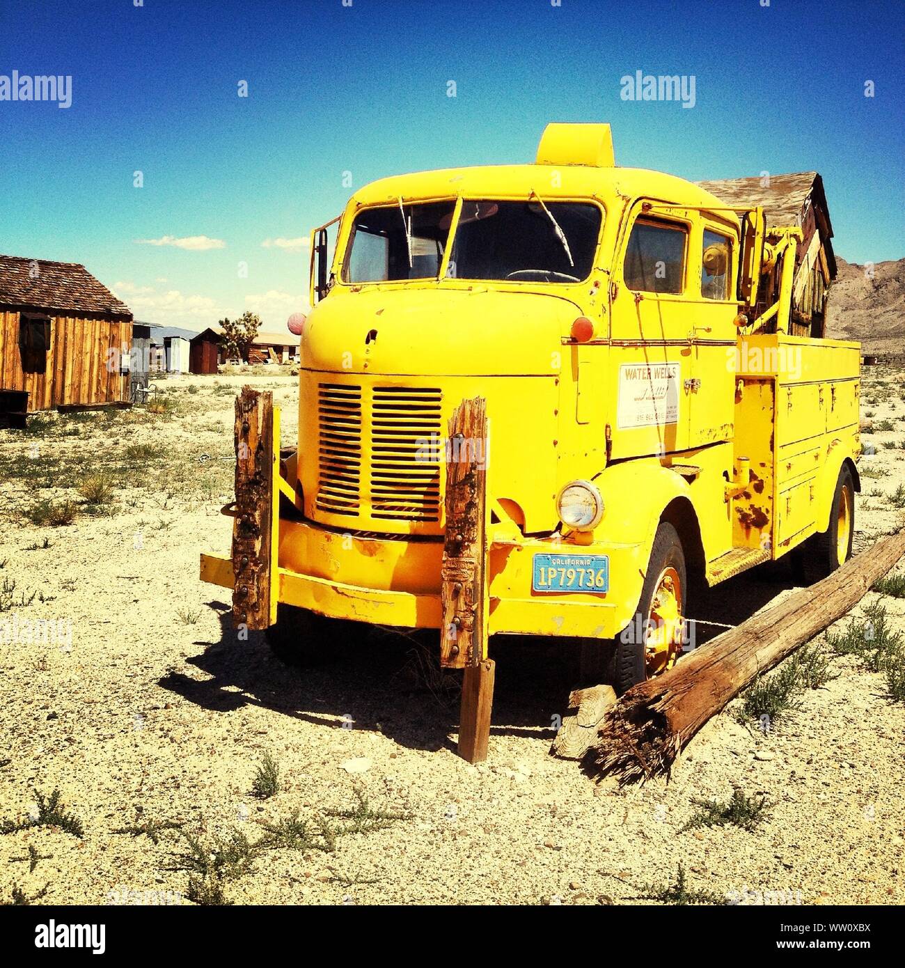 Truck yellow hi-res stock photography and images - Alamy