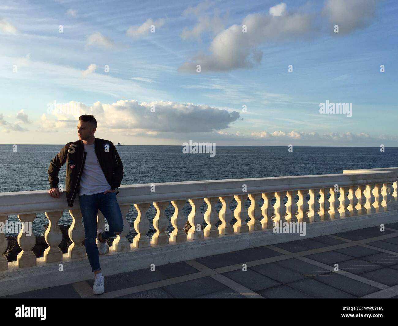 Man leaning against railing looking hi-res stock photography and images ...