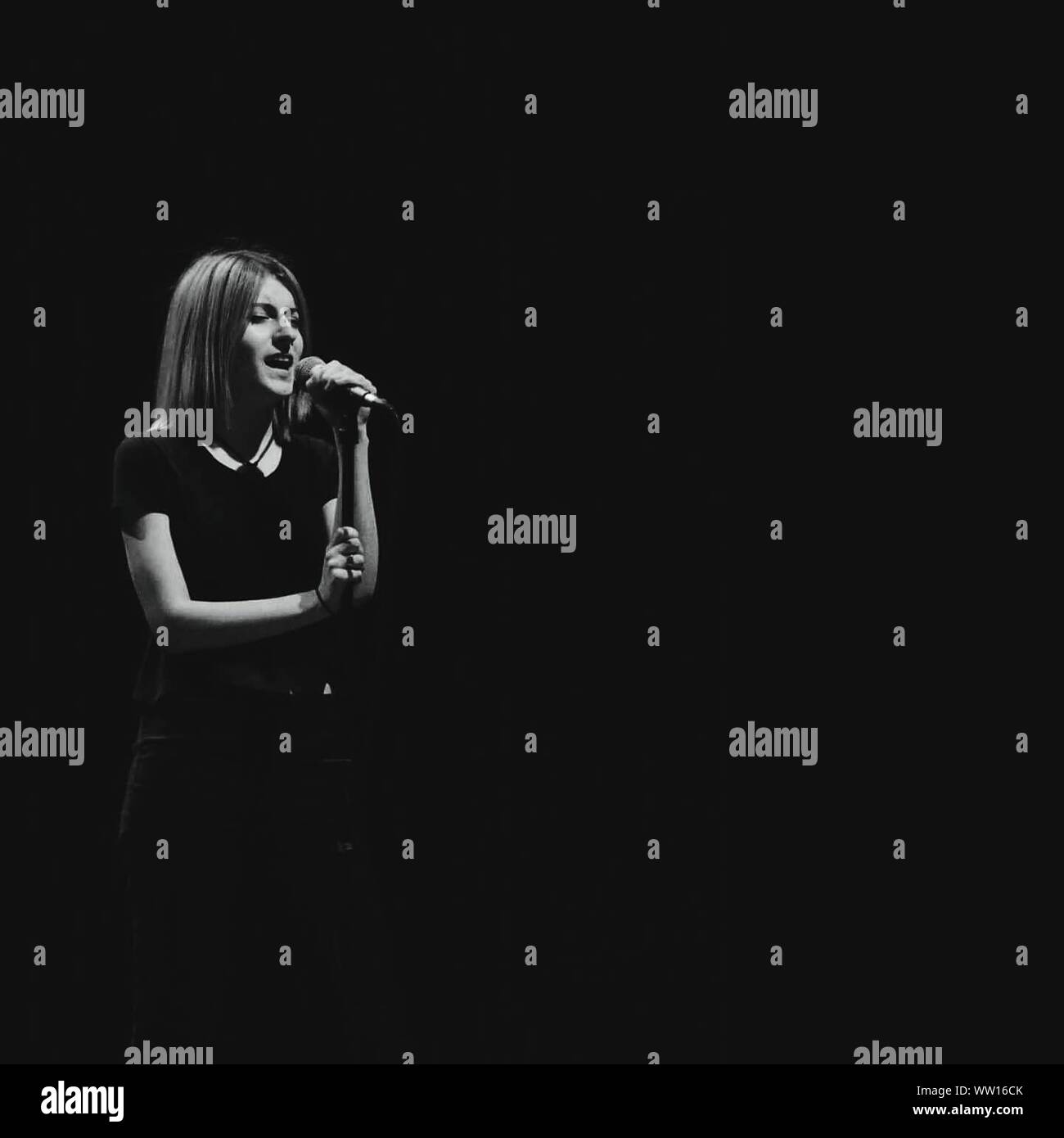 Young black singer hi-res stock photography and images - Alamy