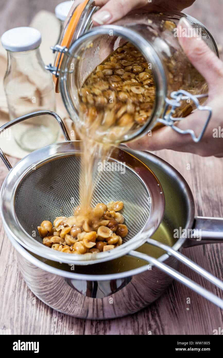 Straining food hi-res stock photography and images - Alamy
