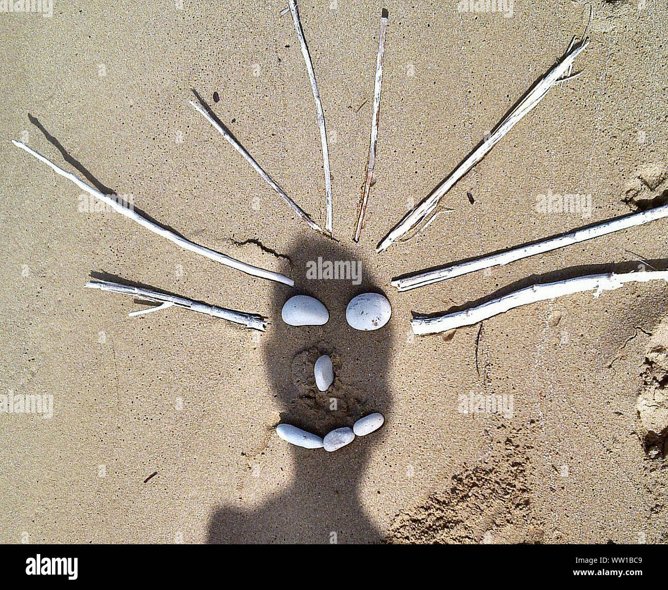 Face made on sand beach hi-res stock photography and images - Alamy