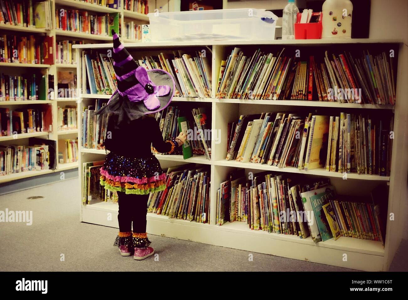 Girl library hi-res stock photography and images - Alamy