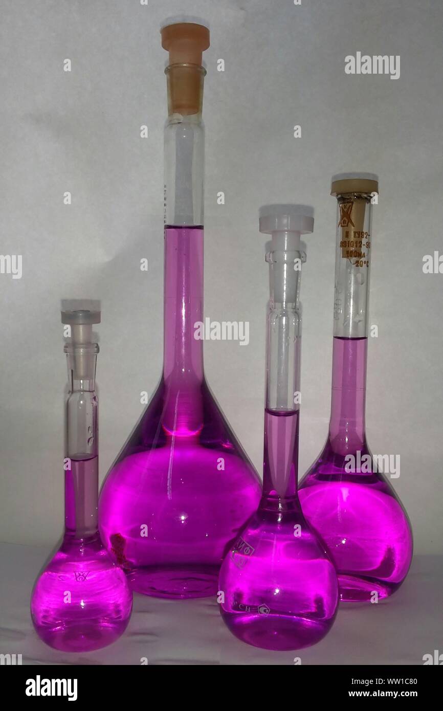 Laboratory flasks hi-res stock photography and images - Alamy