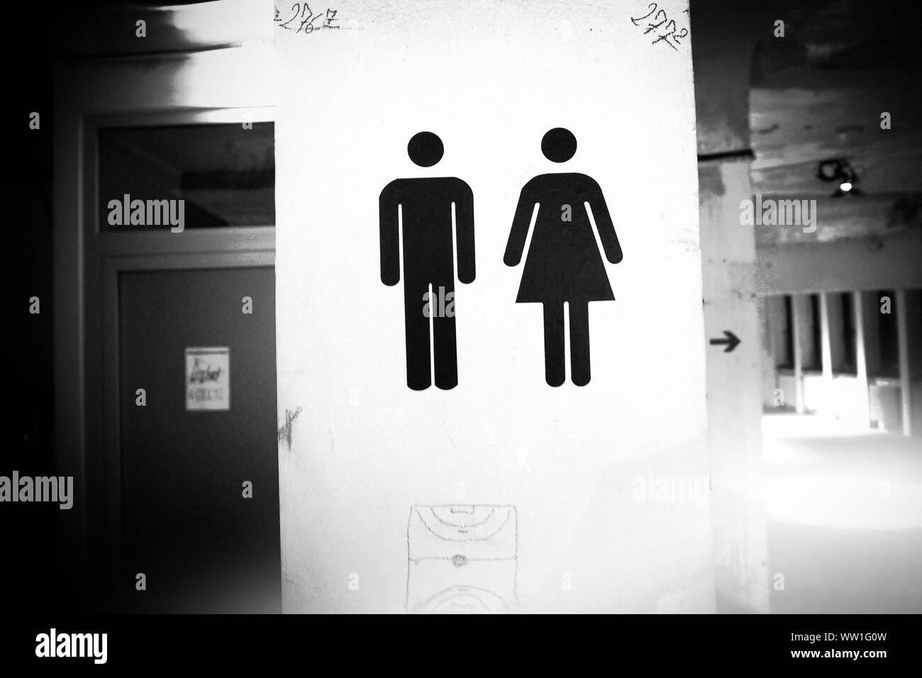 Human wall hi-res stock photography and images - Alamy