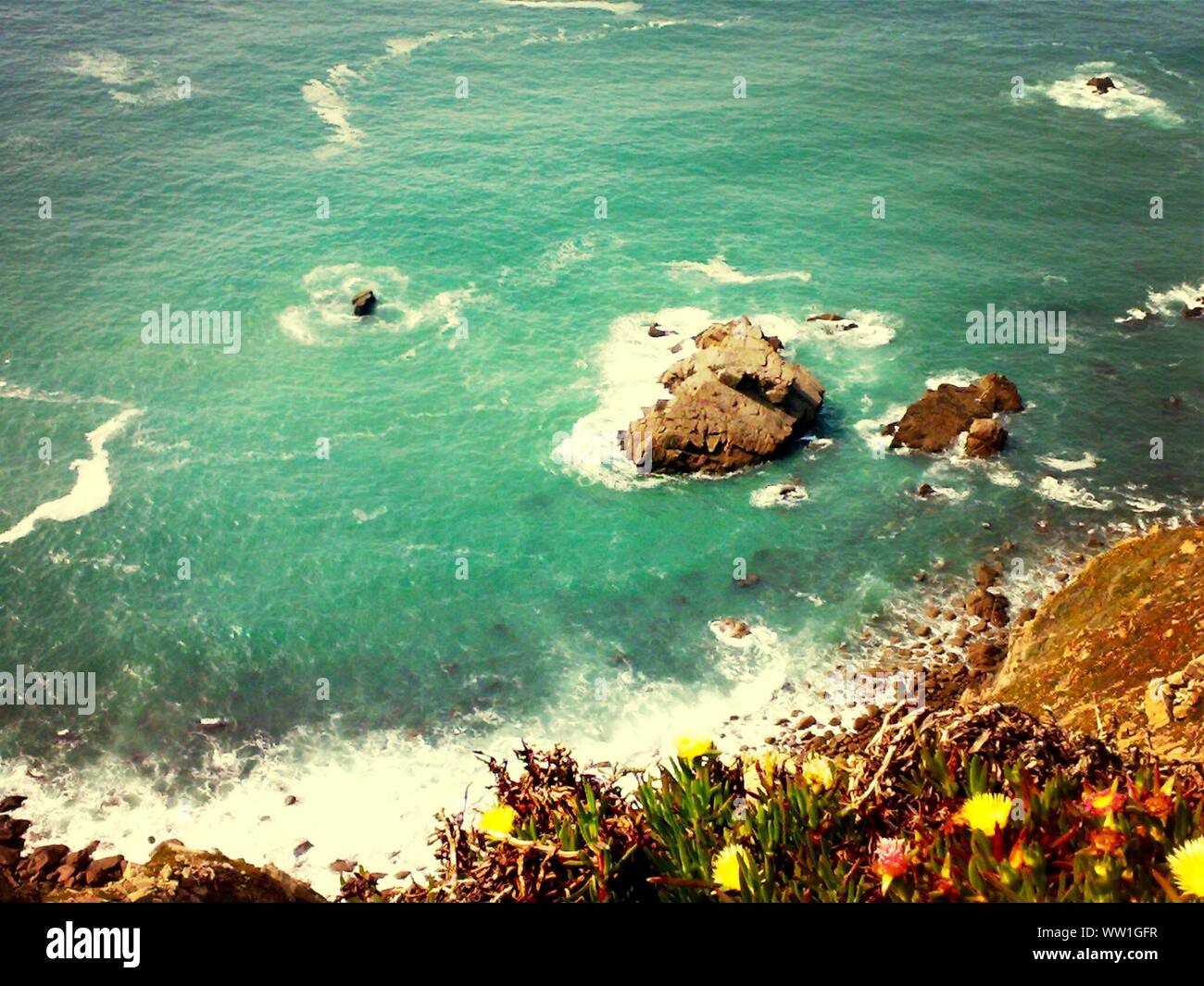 Waves crashing cliff hi-res stock photography and images - Alamy