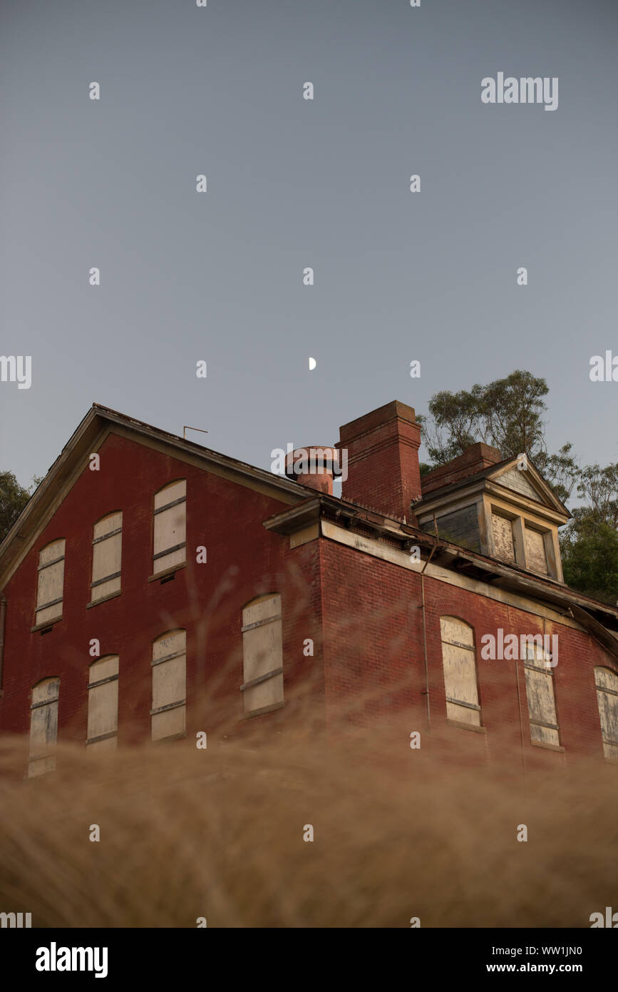 Old scary school building hi-res stock photography and images - Alamy
