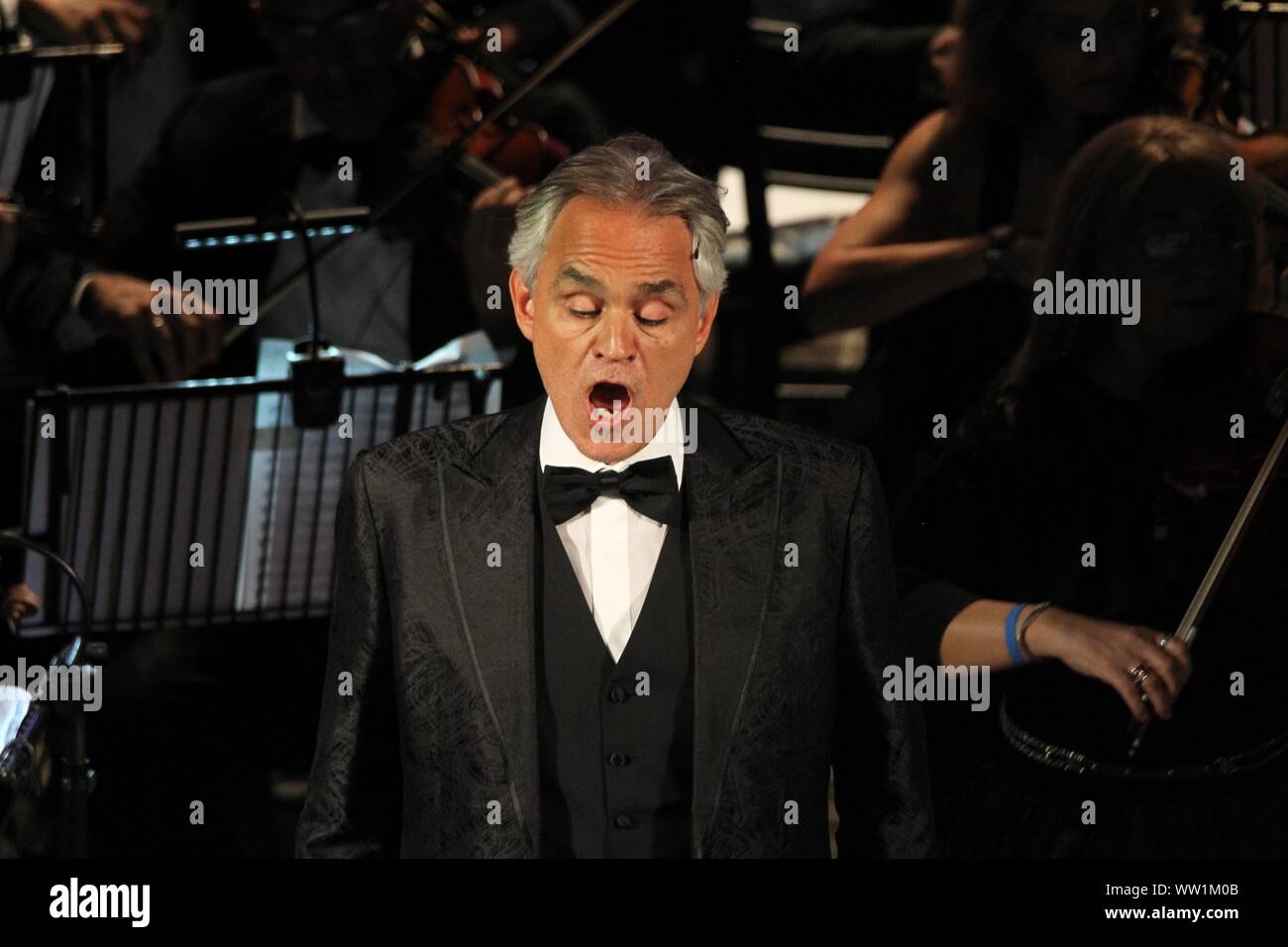 Andrea bocelli on stage hi-res stock photography and images - Alamy