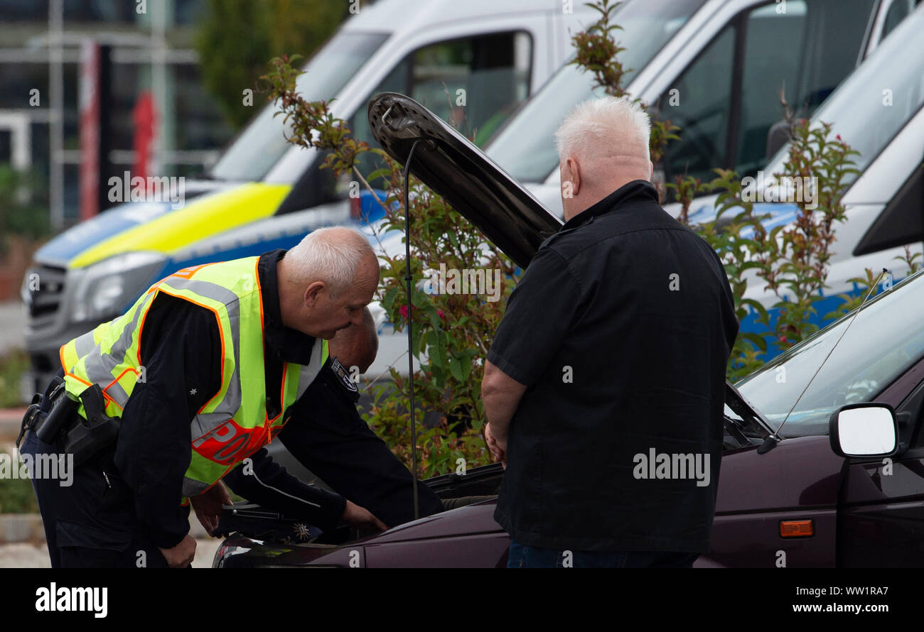 Berlin, Germany. 12th Sep, 2019. Police officers stand at a checkpoint ...