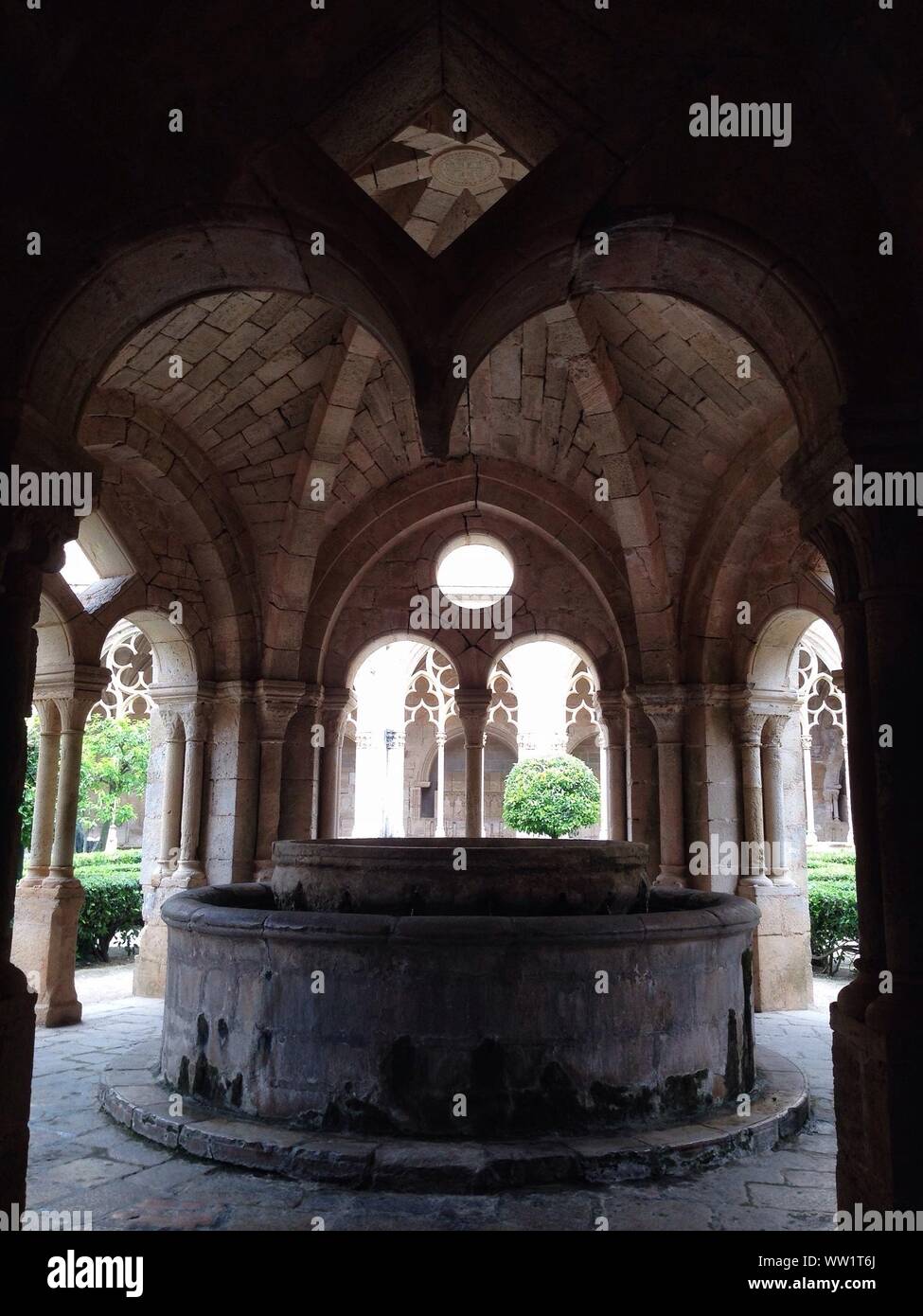 Medieval cloister hi-res stock photography and images - Alamy