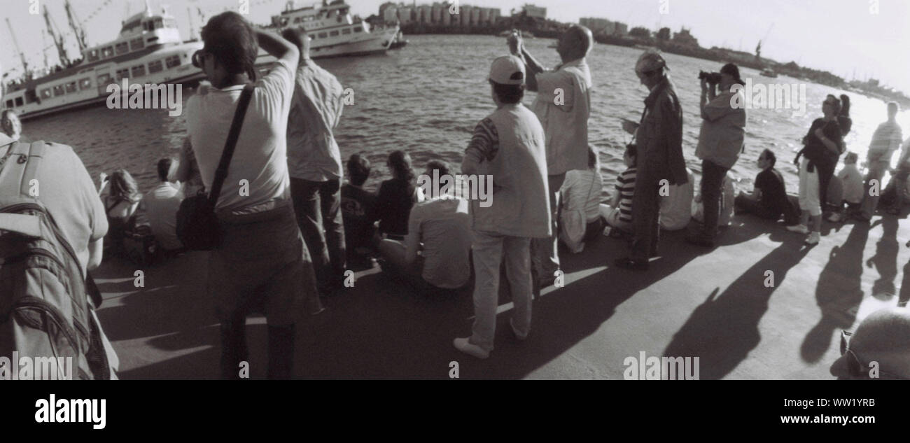 People arriving at port hi-res stock photography and images - Alamy