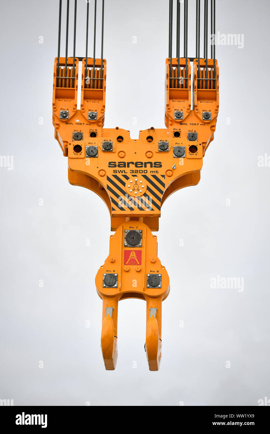 The double lifting hook and tackle of "Big Carl", the world's largest ...