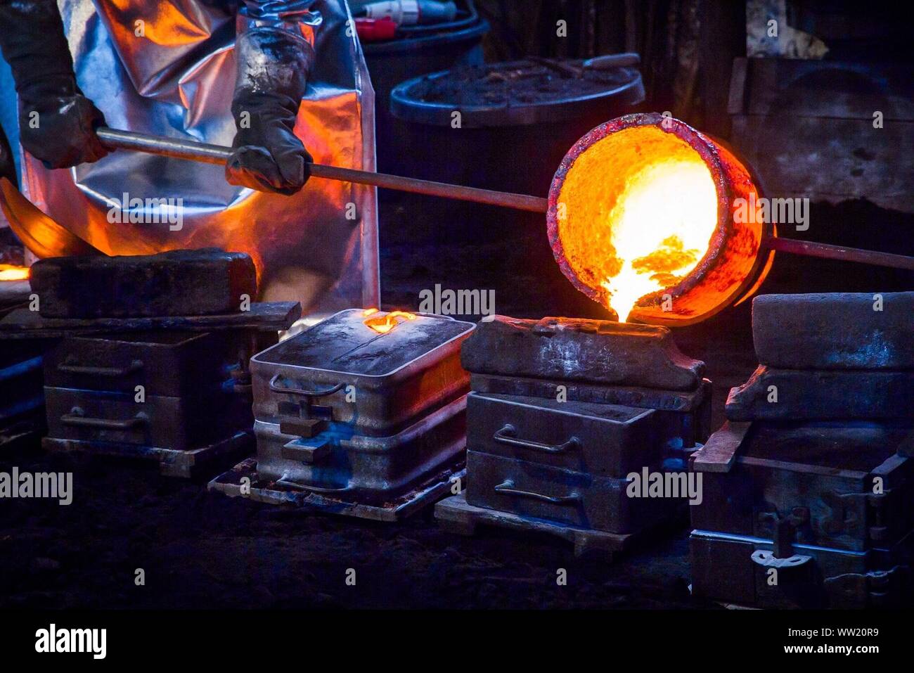 Worker pouring molten iron hi-res stock photography and images - Alamy
