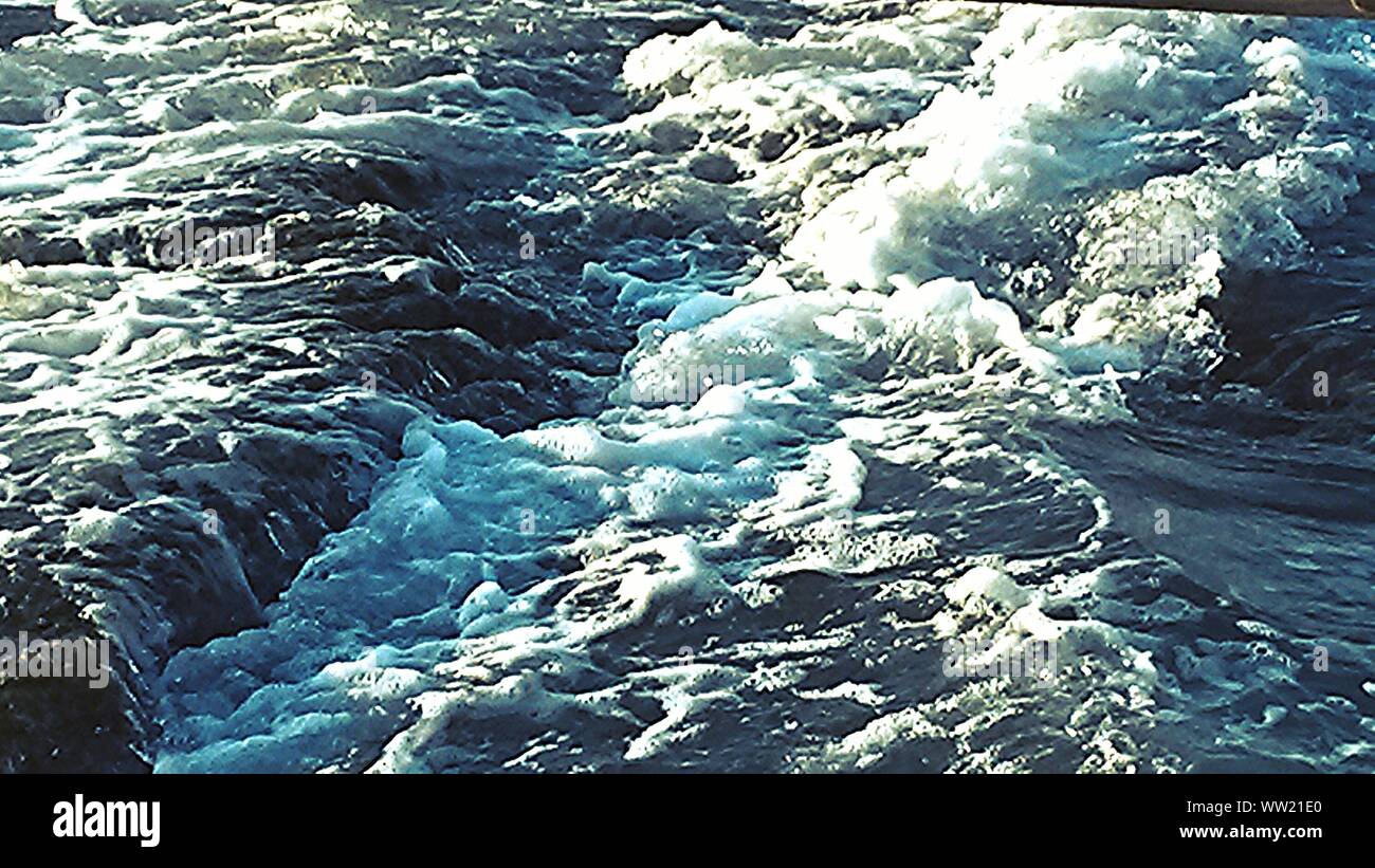 And water waves hi-res stock photography and images - Alamy