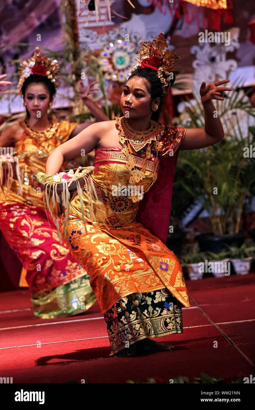 Traditional dancers, costume, stage hi-res stock photography and images ...