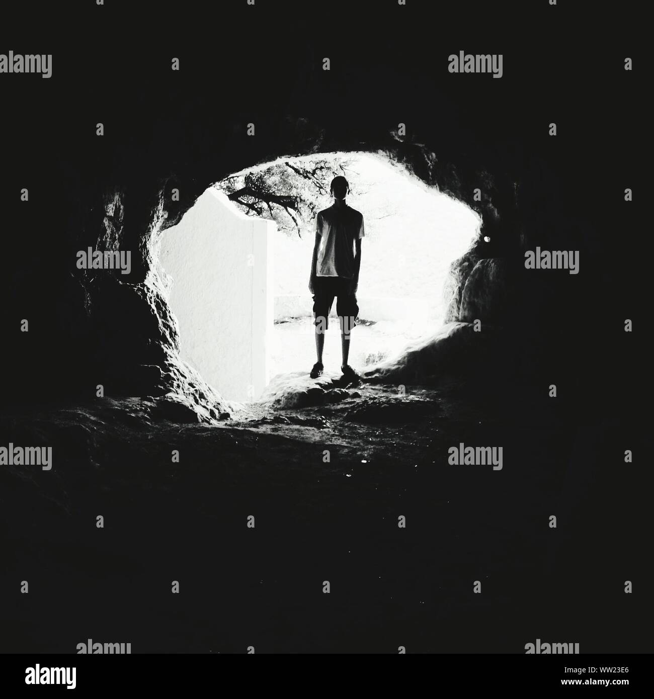 Silhouette of cave entrance hi-res stock photography and images - Alamy