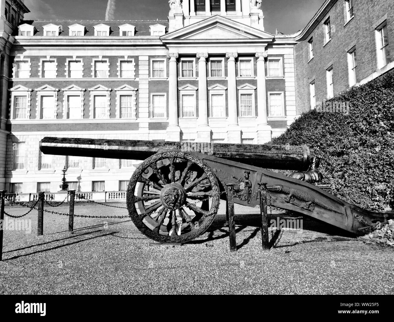Canon At Horse Guards Parade Stock Photo - Alamy