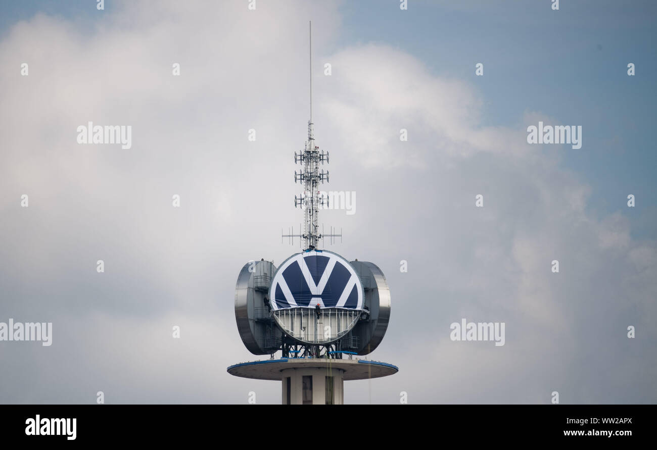 Hanover, Germany. 12th Sep, 2019. Workers unroll the new Volkswagen ...