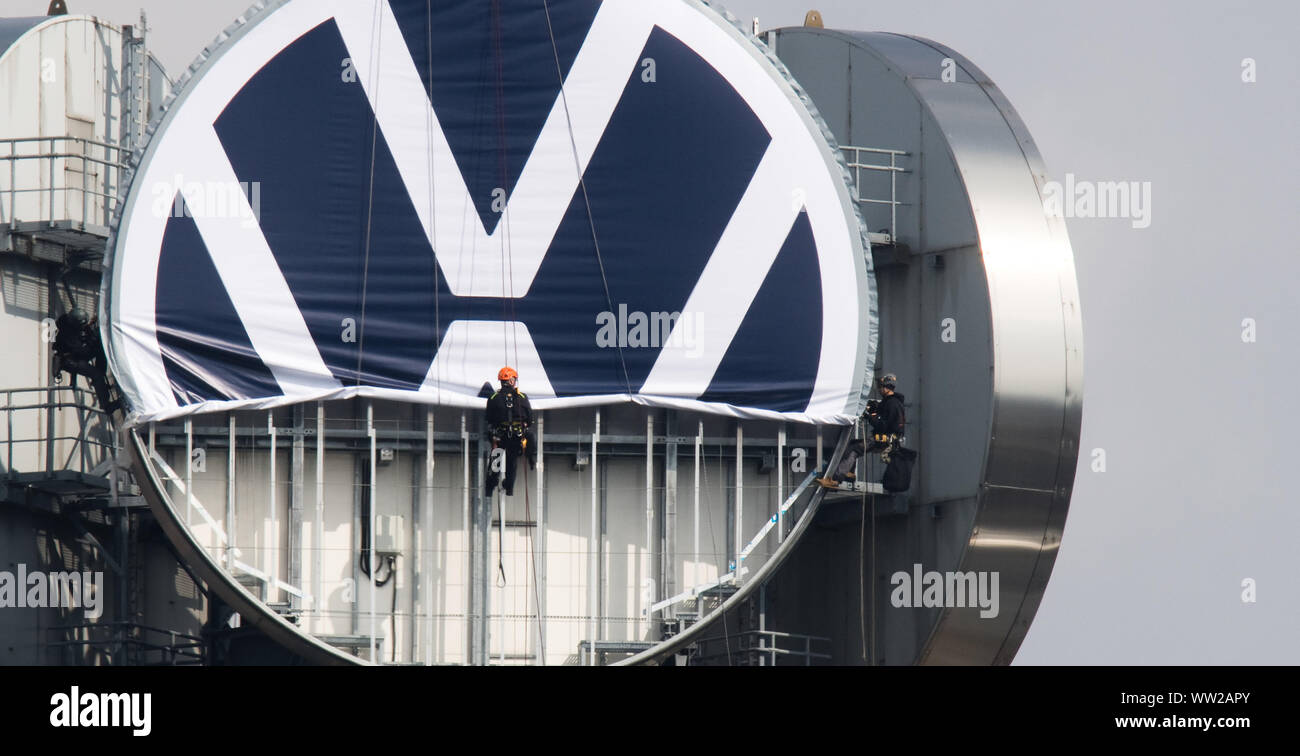 Hanover, Germany. 12th Sep, 2019. Workers unroll the new Volkswagen ...