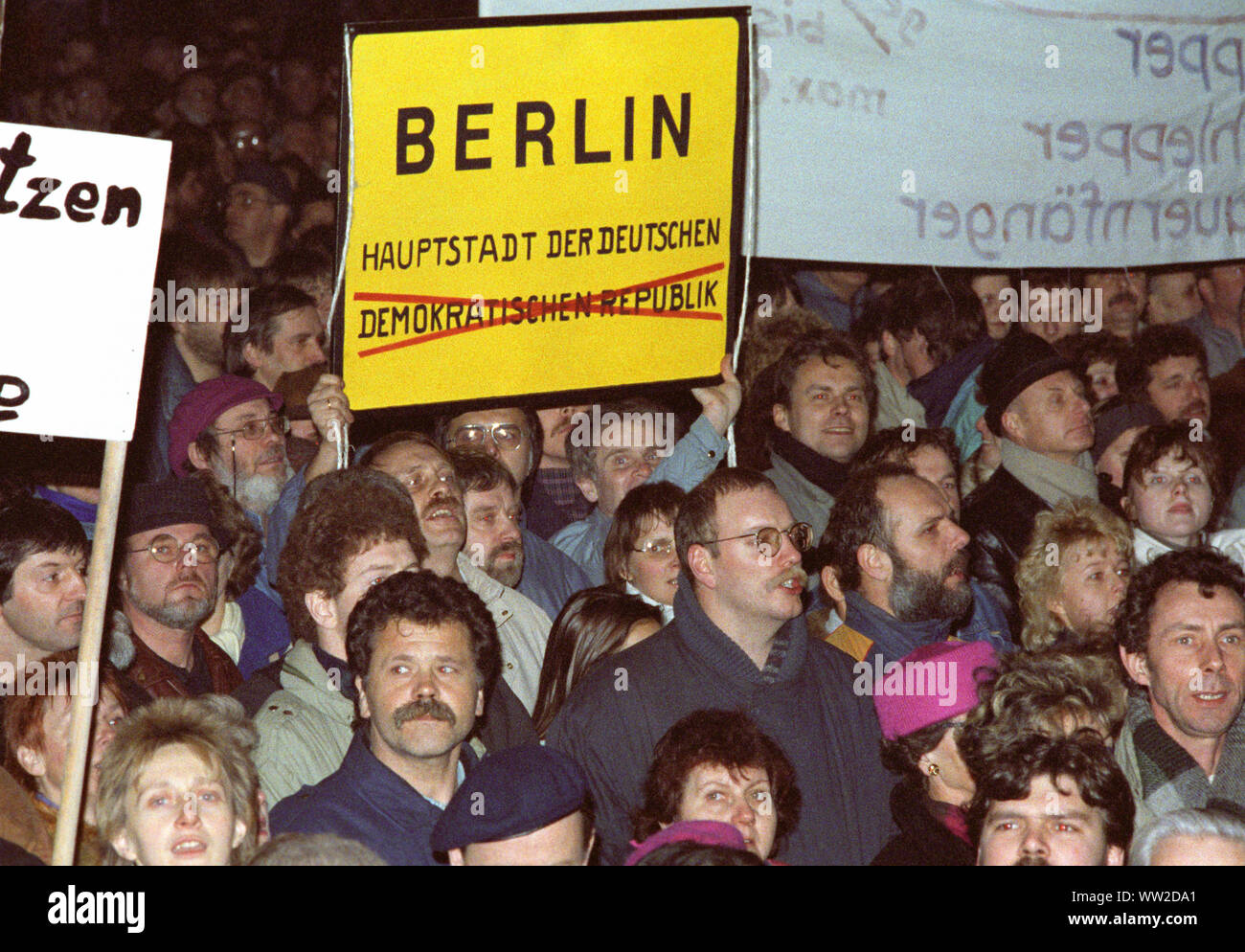 "Berlin - Capital of the Germans" is demanded on a poster. Several tens ...