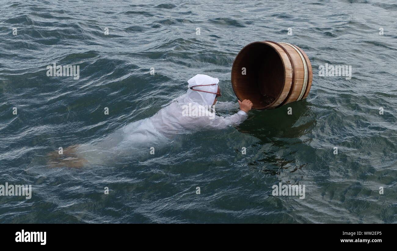 Pearl diver hi-res stock photography and images - Alamy