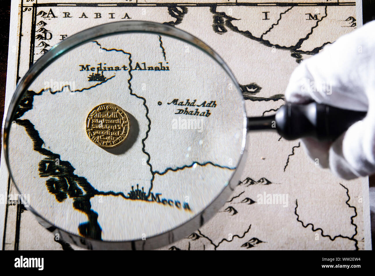 Extremely rare early islamic gold coin hi-res stock photography and ...