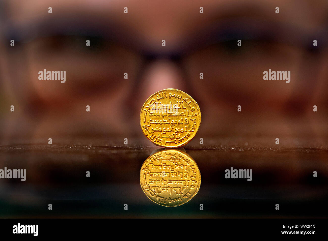 Gold dinar islamic hi-res stock photography and images - Alamy