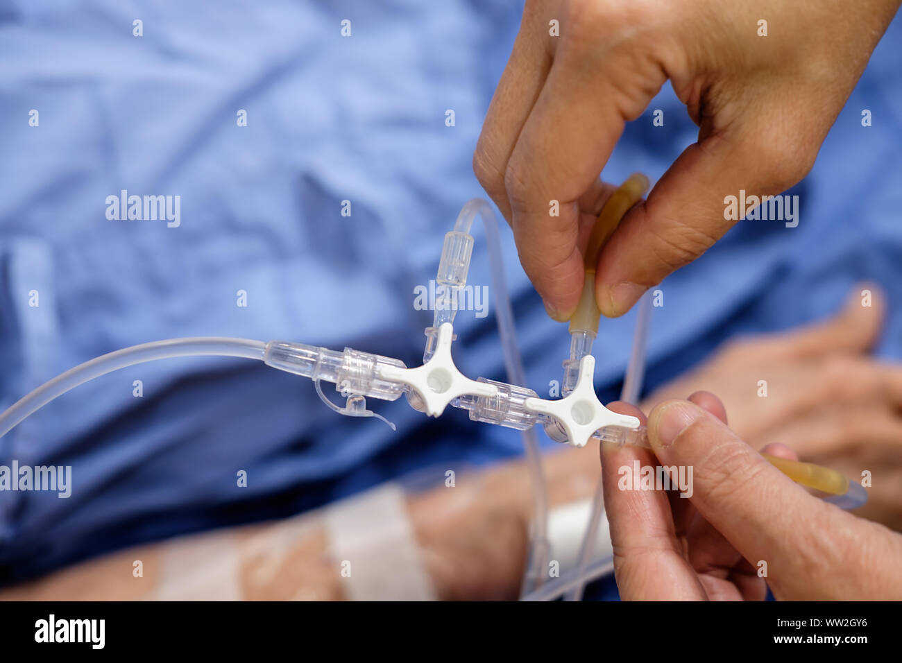 Injecting dosage iv hi-res stock photography and images - Alamy