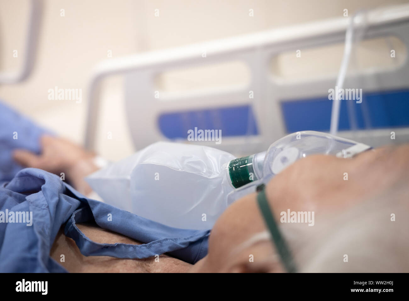 Oxygen mask on patient's face on the hospital bed Stock Photo - Alamy