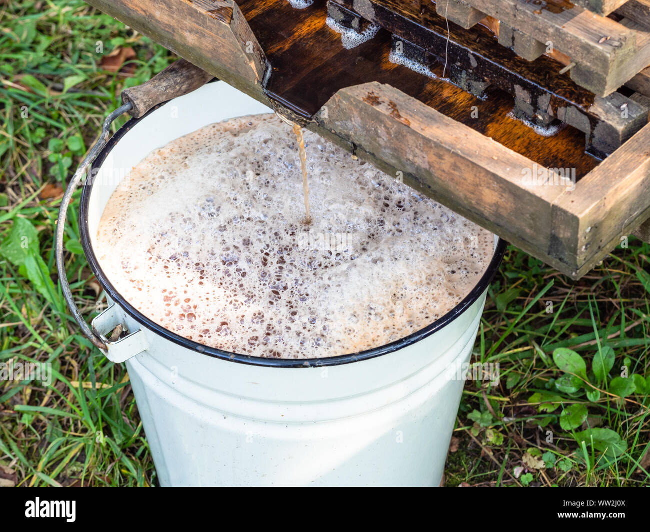Apple cider press hi-res stock photography and images - Alamy
