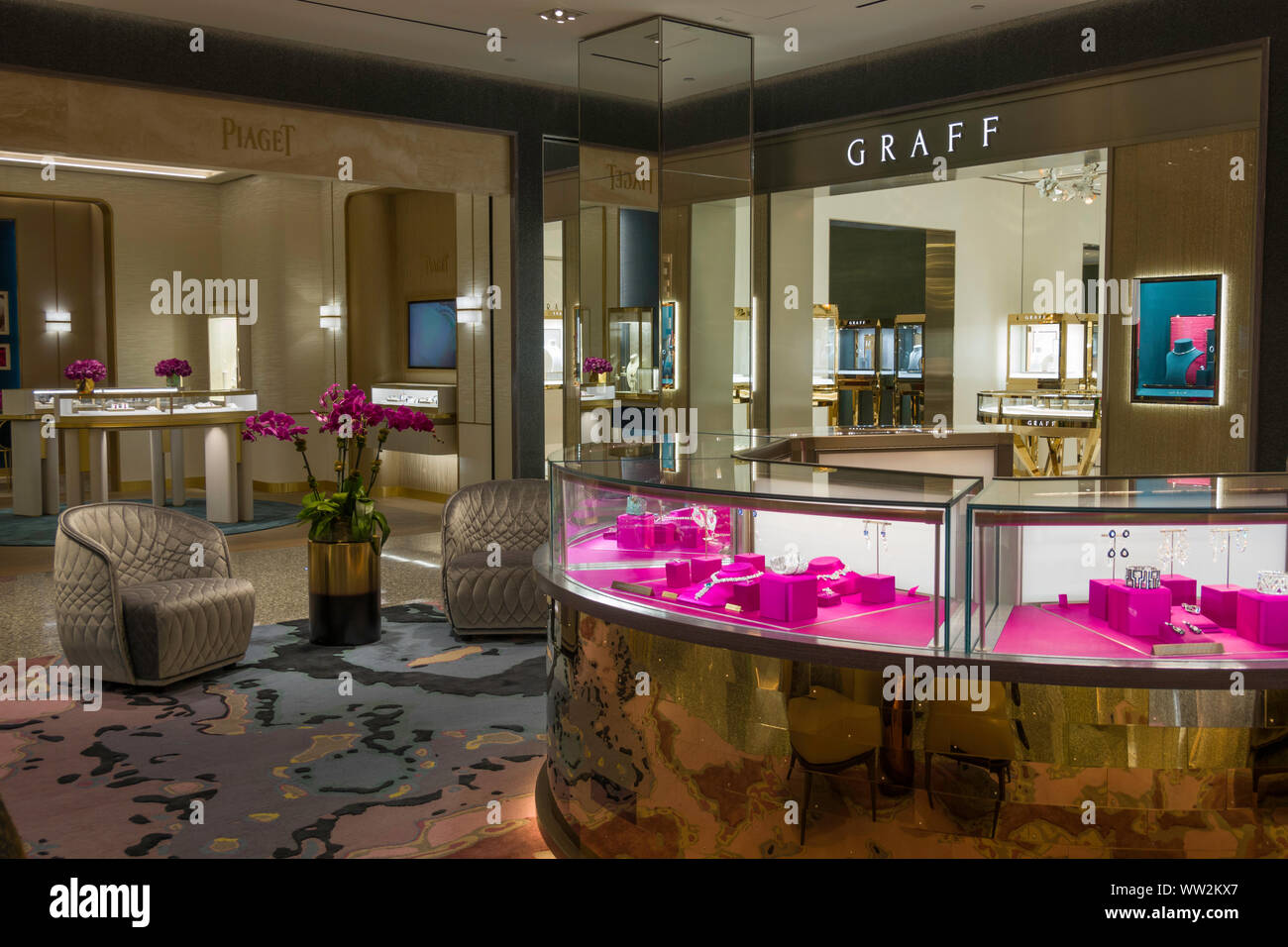 Luxury flagship store hi-res stock photography and images - Alamy