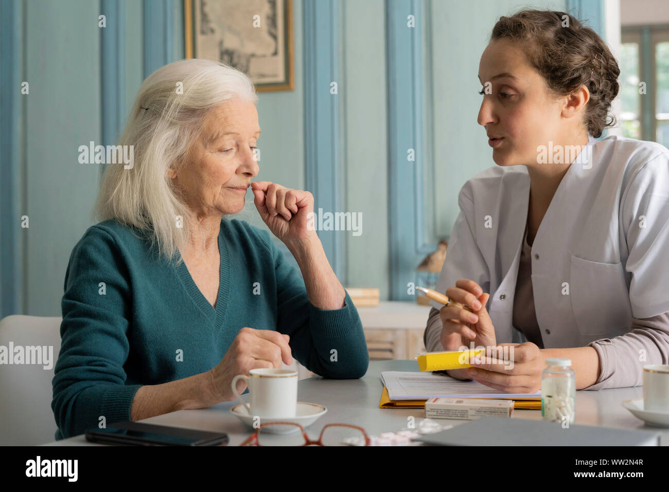 Doctor patient box hi-res stock photography and images - Alamy