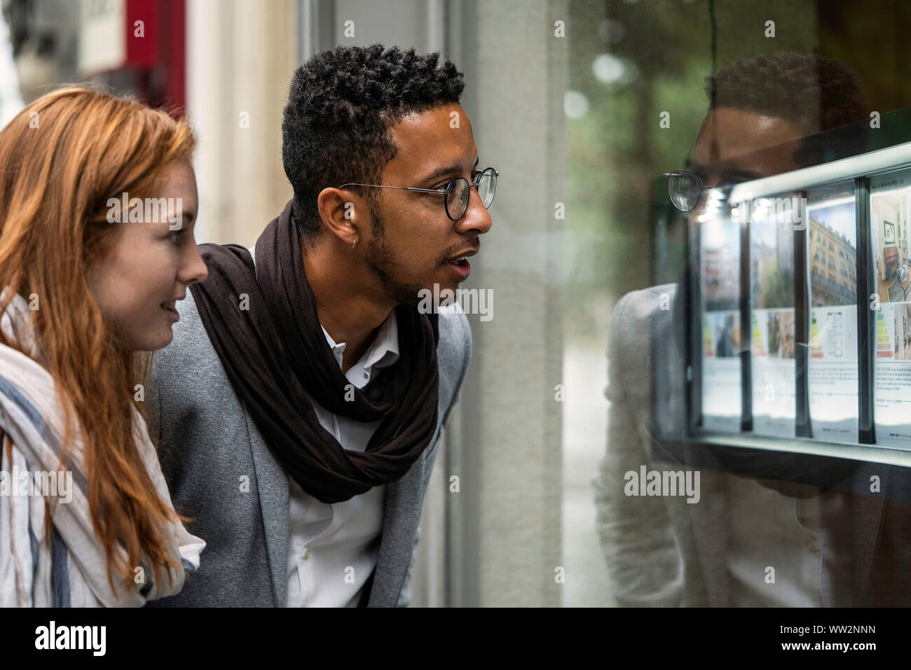 Couple looking at window display Stock Photo - Alamy