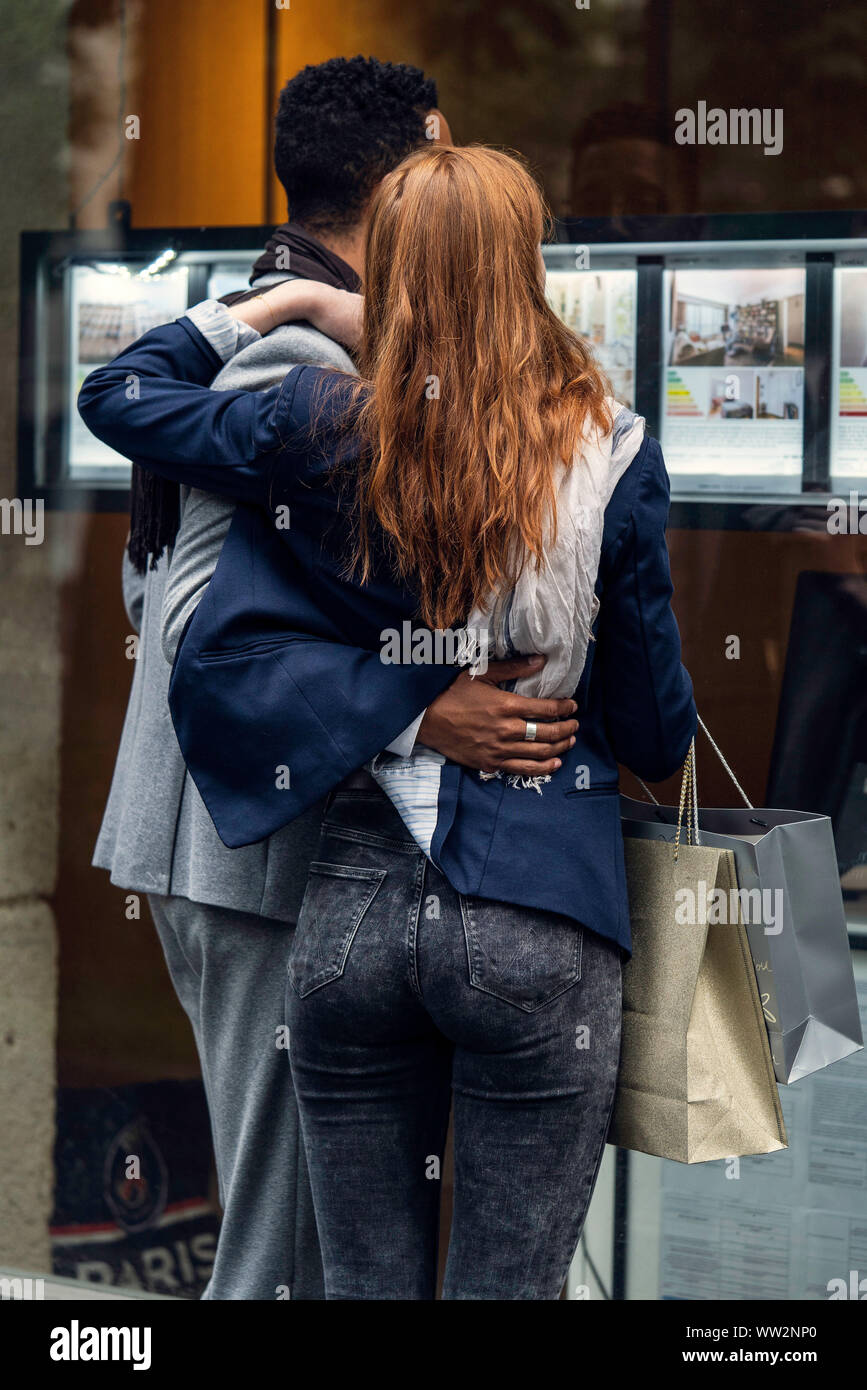 Couple looking at window display Stock Photo - Alamy