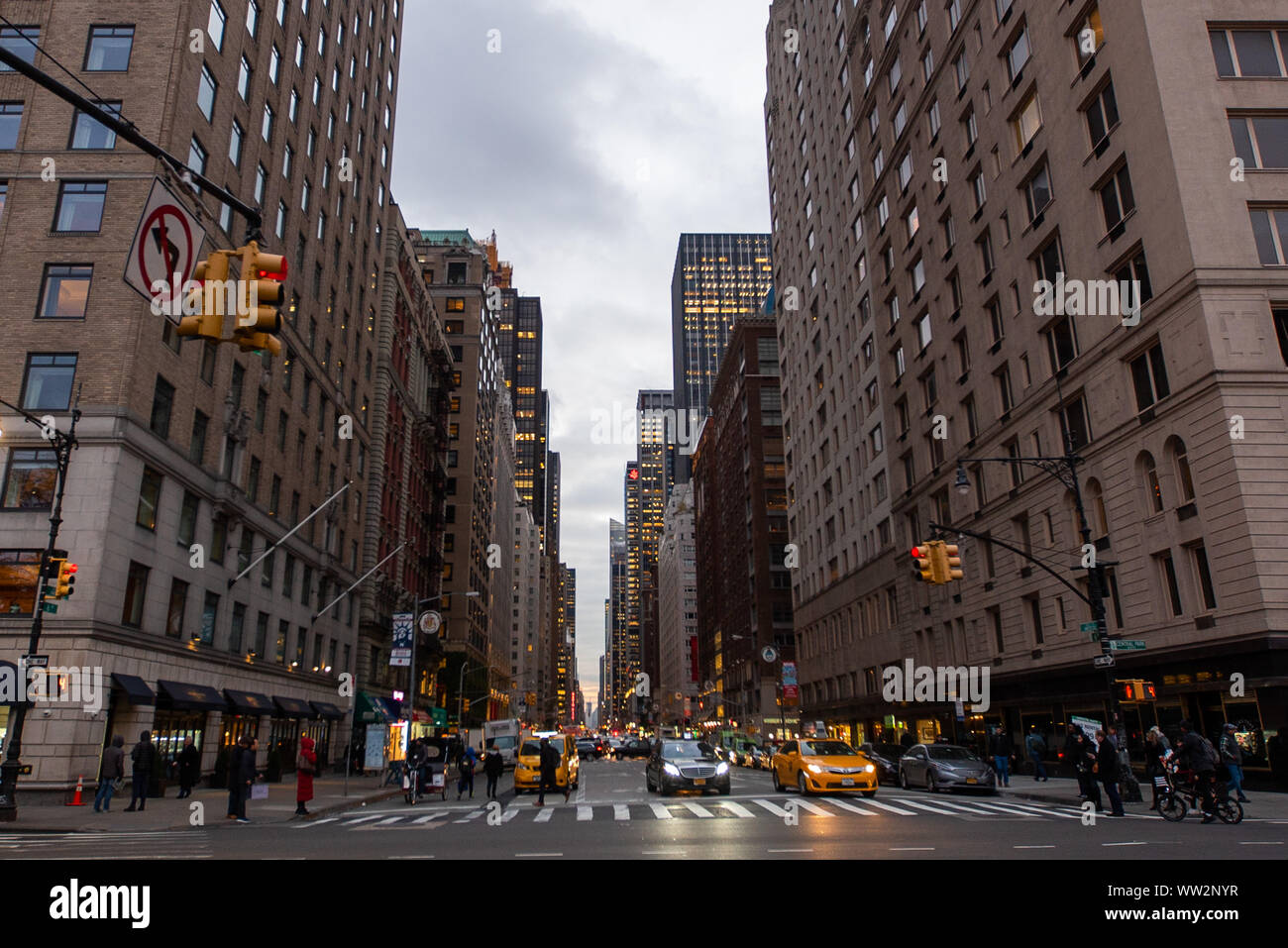 City street junction night hi-res stock photography and images - Alamy