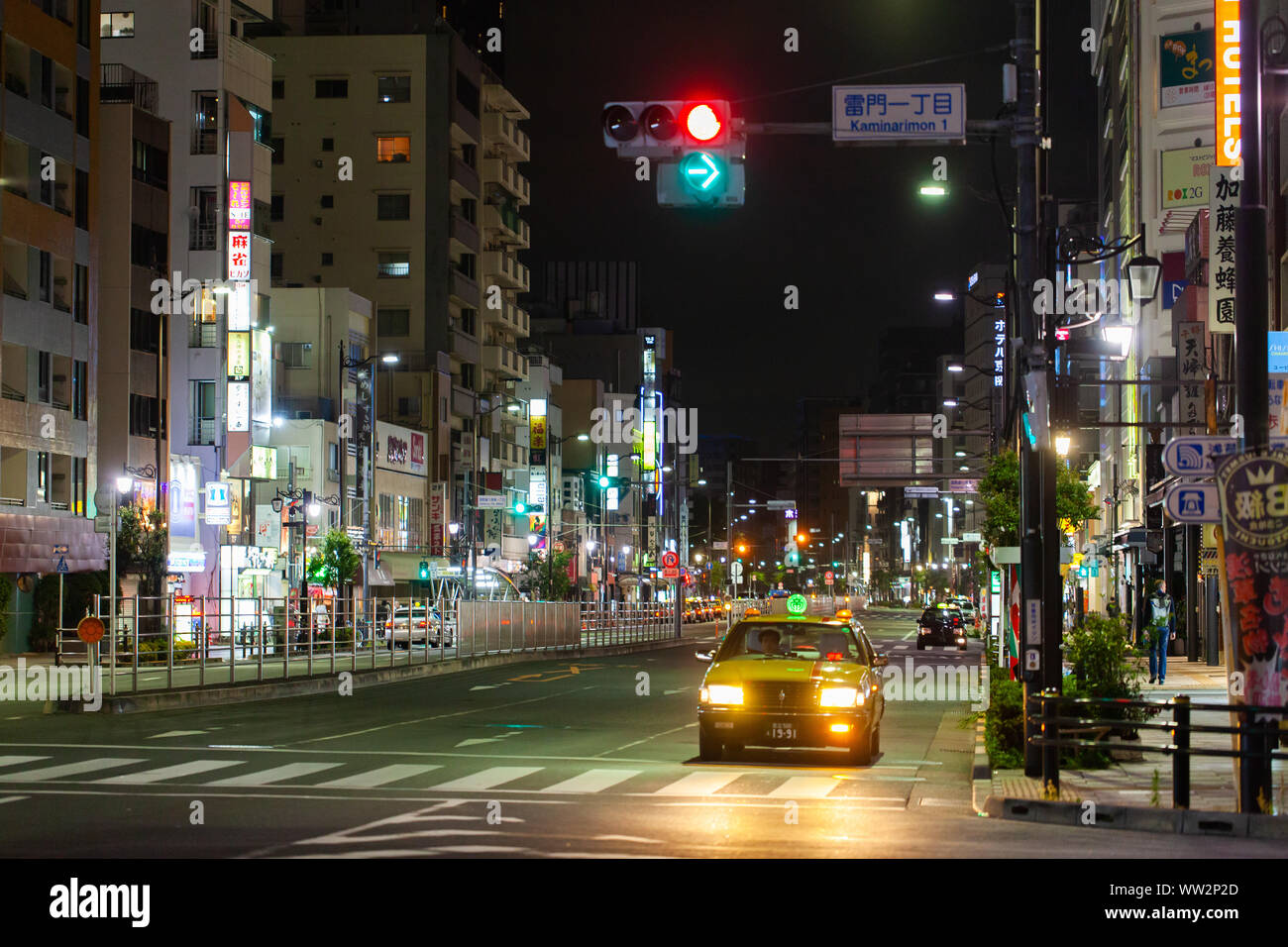 View night people waiting hi-res stock photography and images - Alamy