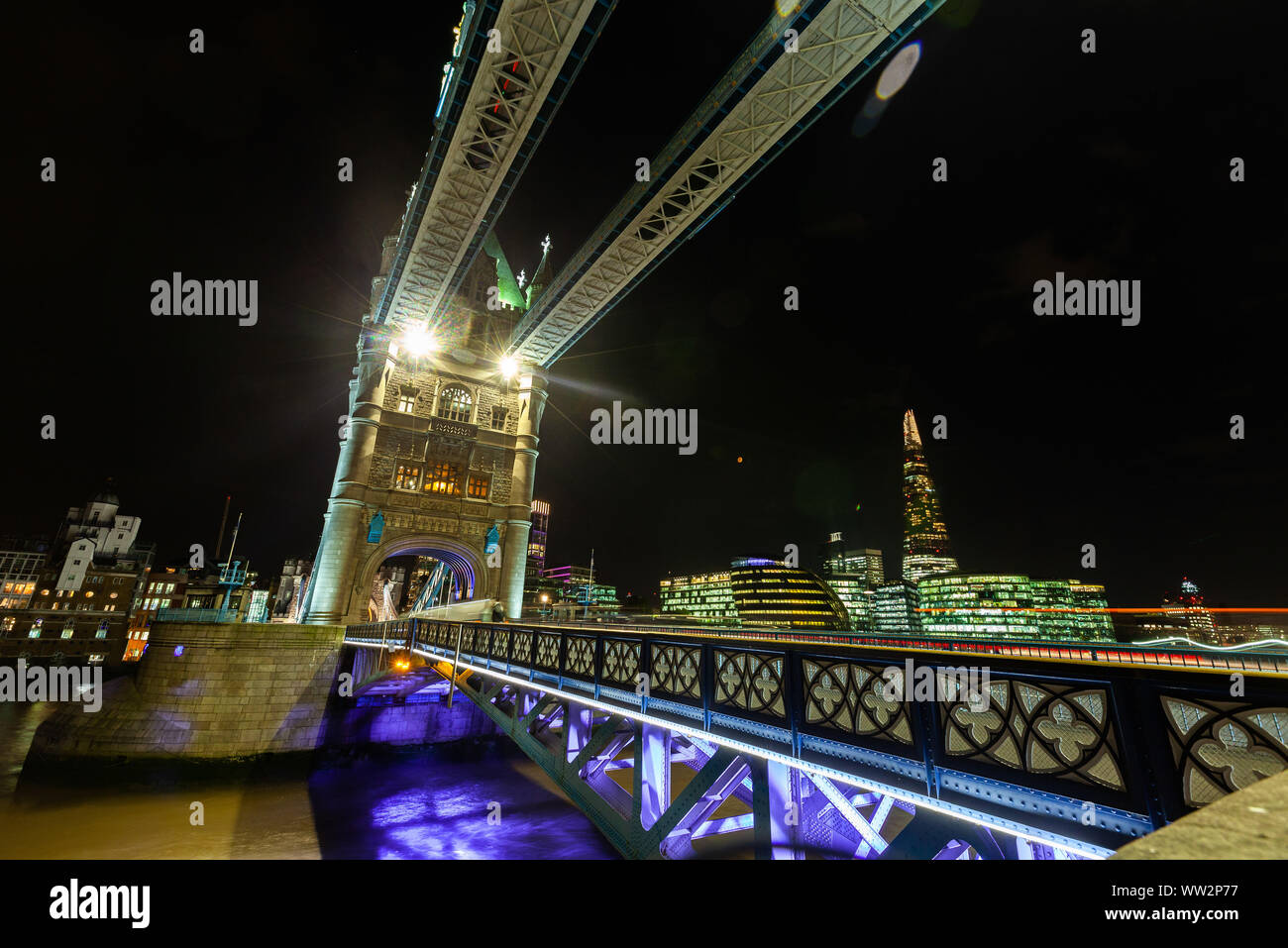 Illuminated thames bridge hi-res stock photography and images - Alamy