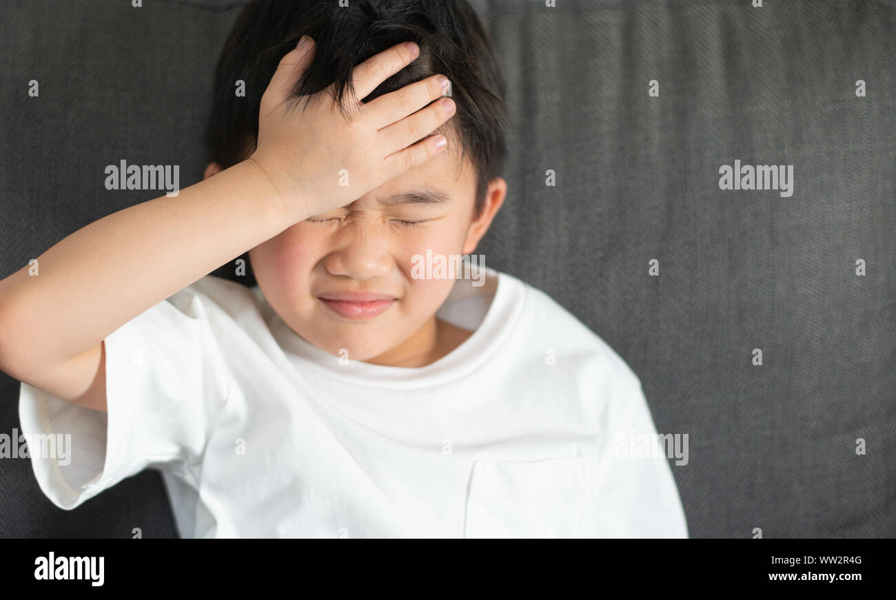 Asian boy hospital thermometer hi-res stock photography and images - Alamy