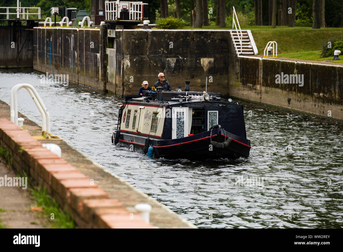Canal barge "Valley Girl" exiting Gunthorpe Lock on the River Trent ...