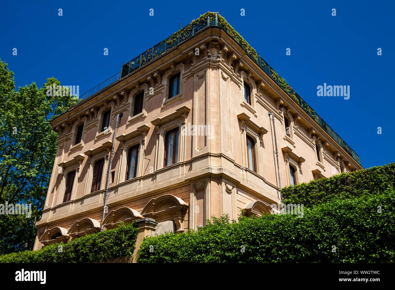 Beautiful architecture of the antique buildings at Rome city center ...
