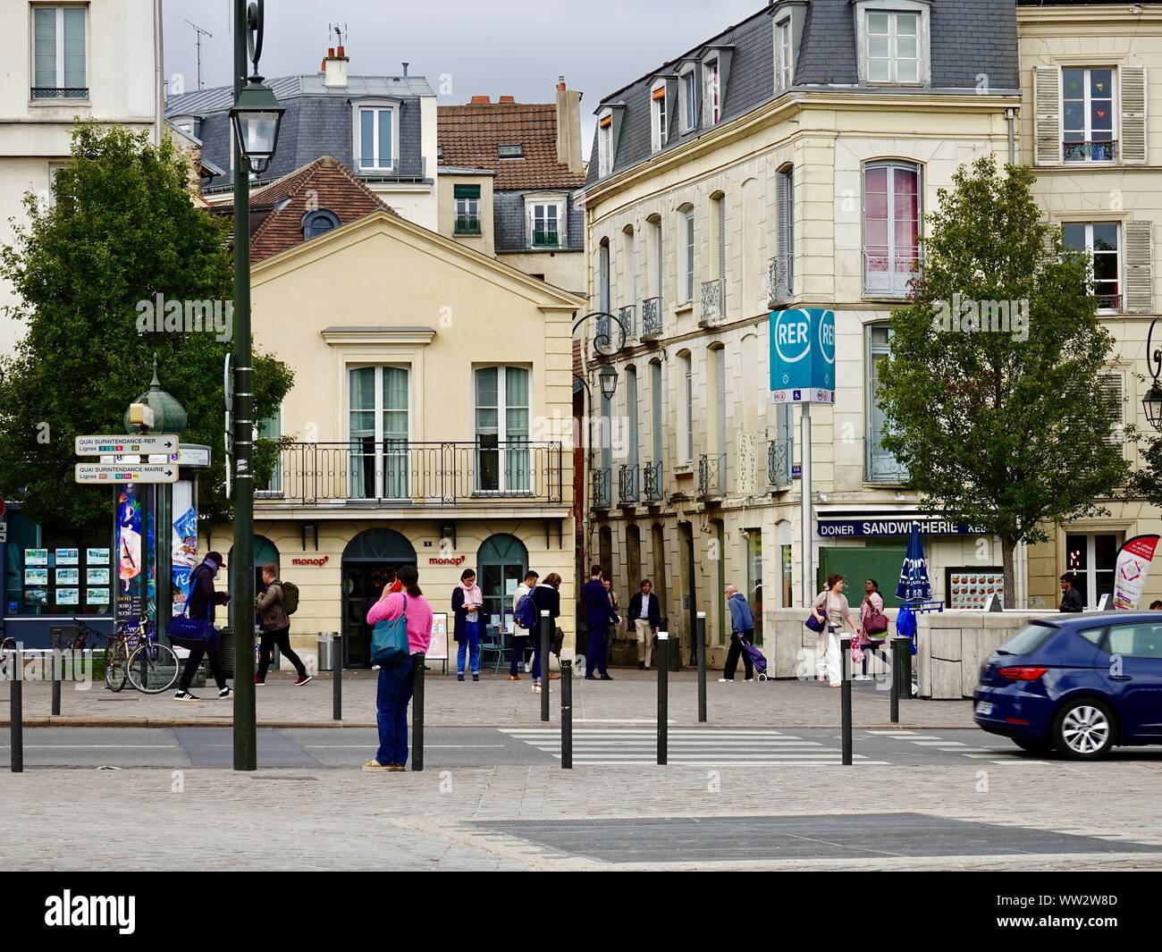 Rer station hi-res stock photography and images - Alamy