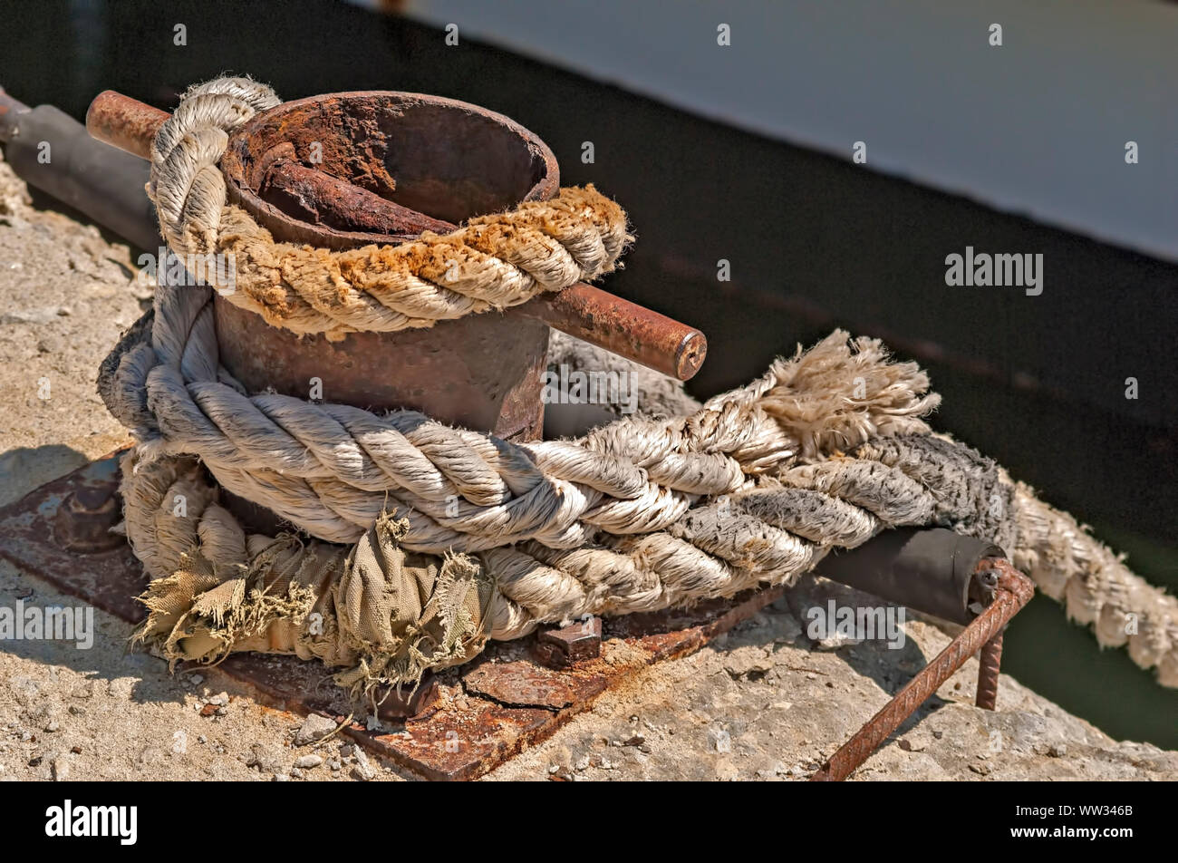 Ship rope pier hi-res stock photography and images - Alamy