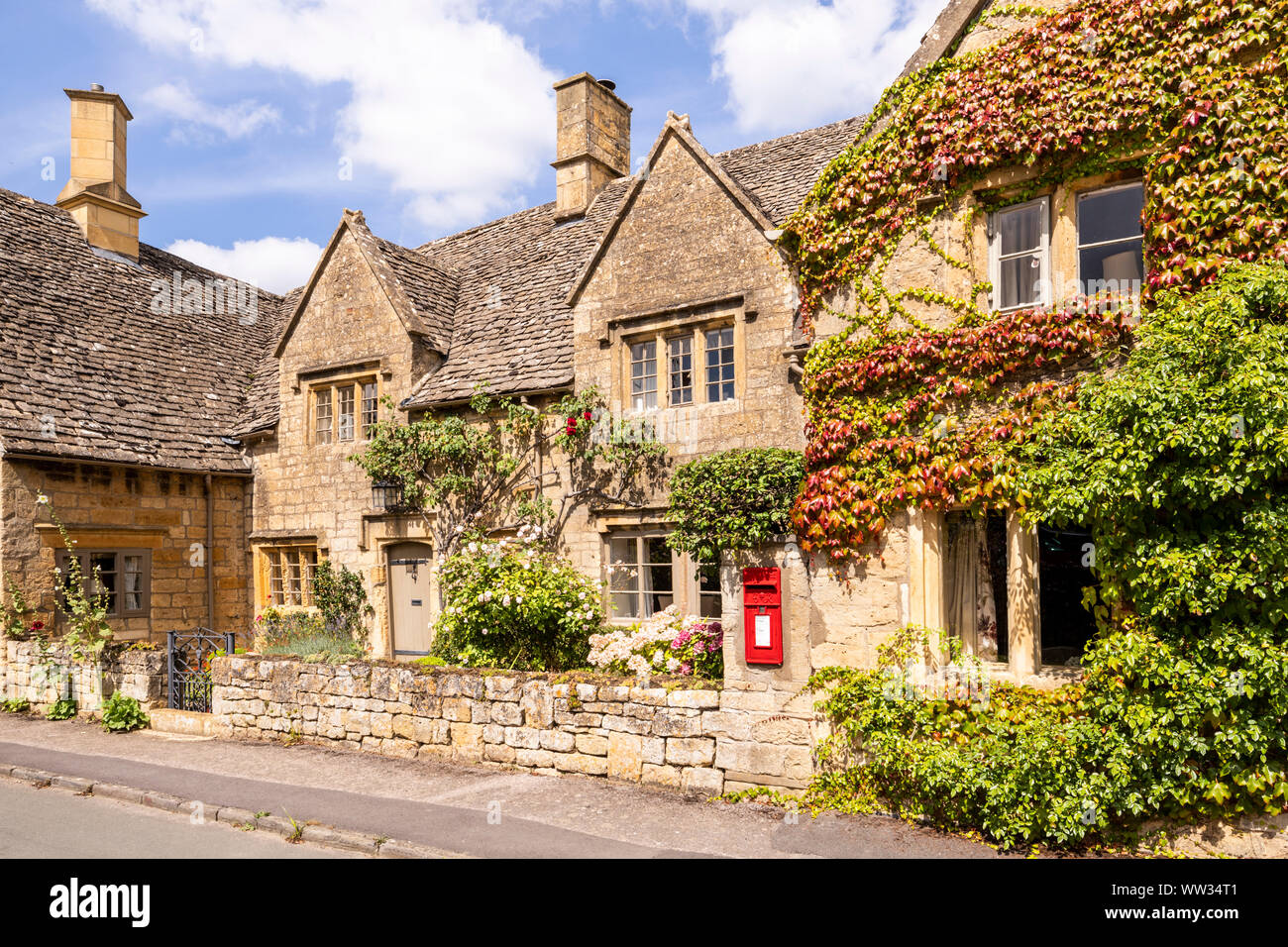 Cotswold stone house hi-res stock photography and images - Alamy