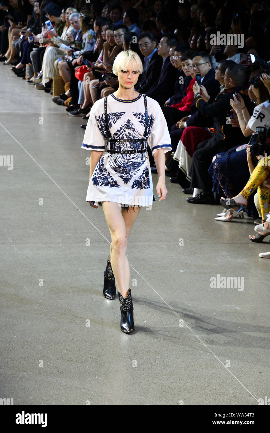 Female runway models hi-res stock photography and images - Alamy