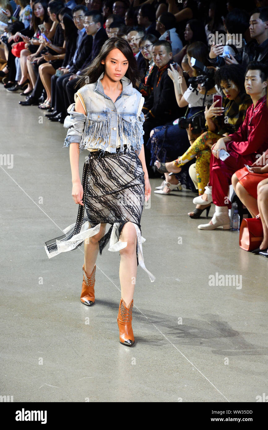 Female runway models hi-res stock photography and images - Alamy