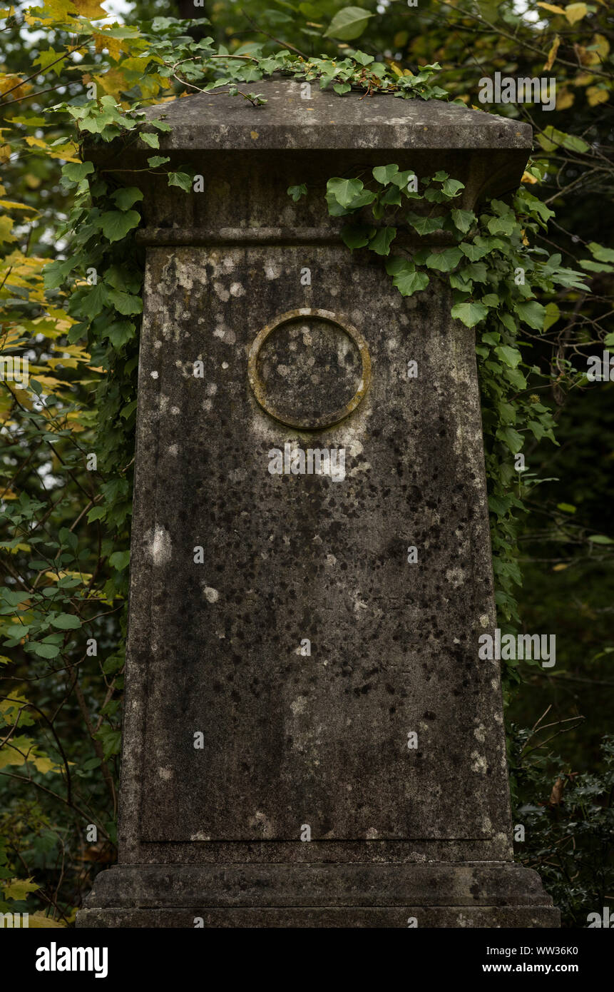 Overgrown tomb hi-res stock photography and images - Alamy