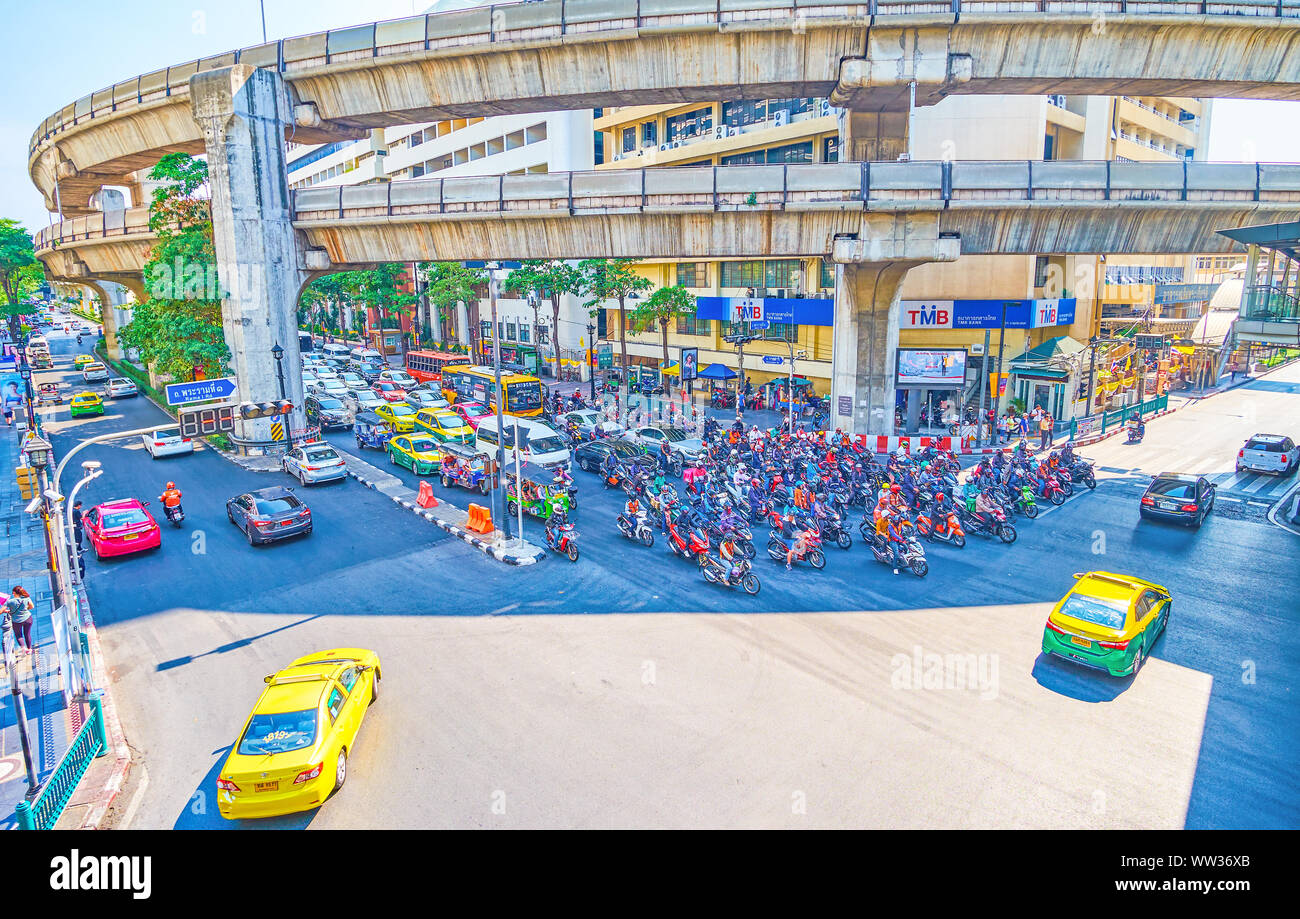 BANGKOK, THAILAND - APRIL 24, 2019: The busy traffic in Ratchaprasong ...