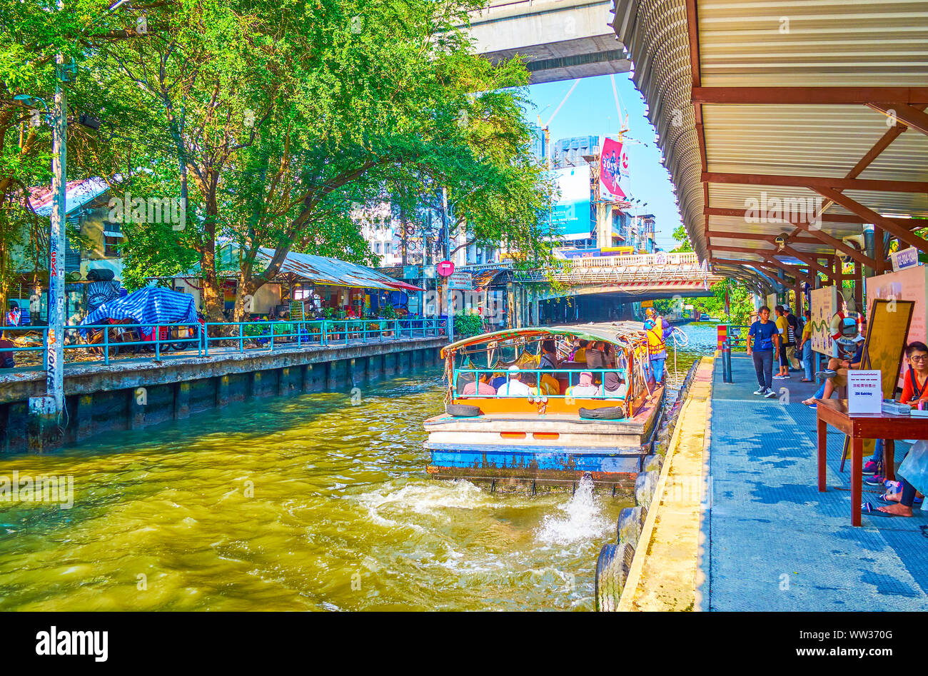 BANGKOK, THAILAND - APRIL 24, 2019: The Sapan Hua Chang Pier, the old ...