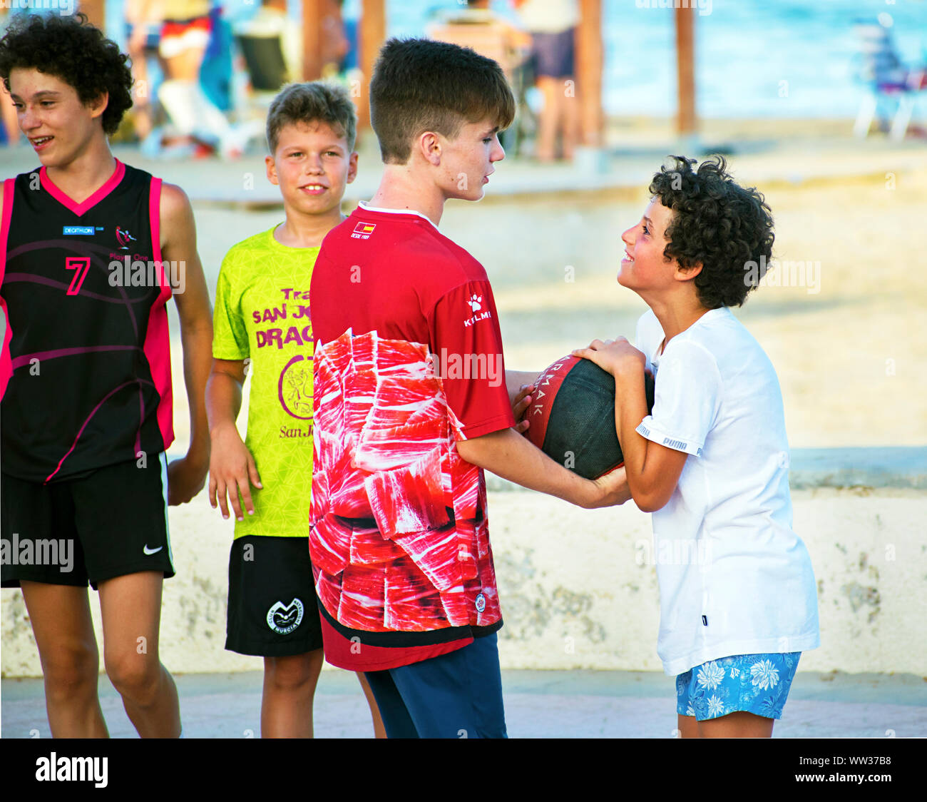 Children playing basketball team hi-res stock photography and images ...